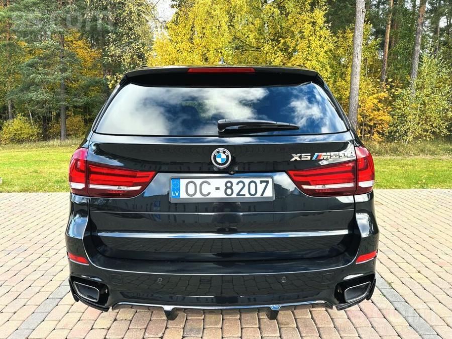 Black BMW X5 2016 in Riga, with an engine capacity of 3.00 L and mileage of 169 thousand km for 28900 €, photo 4 on AUTOMOTO.COM.LV