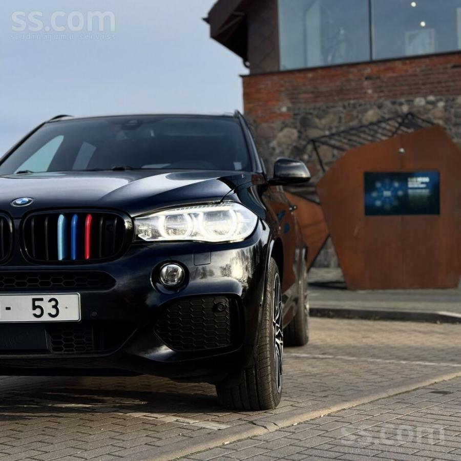 Black BMW X5 2017 in Rezekne, with an engine capacity of 3.00 L and mileage of 0 thousand km for 23690 €, photo 3 on AUTOMOTO.COM.LV