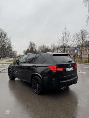 Black BMW X5 2017 in Panevezys, with an engine capacity of 2.00 L and mileage of 69 thousand km for 21000 €, photo 4 on AUTOMOTO.COM.LV