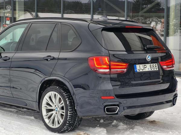 Black BMW X5 2017 in Vilnius, with an engine capacity of 2.99 L and mileage of 249 thousand km for 27800 €, photo 8 on AUTOMOTO.COM.LV