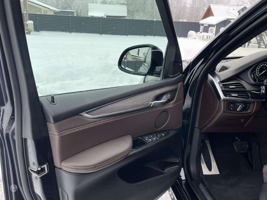 Black BMW X5 2017 in Vilnius, with an engine capacity of 2.99 L and mileage of 145 thousand km for 26600 €, photo 21 on AUTOMOTO.COM.LV
