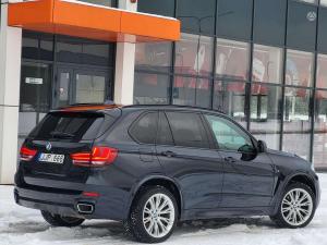 Black BMW X5 2017 in Vilnius, with an engine capacity of 2.99 L and mileage of 249 thousand km for 26900 €, photo 9 on AUTOMOTO.COM.LV