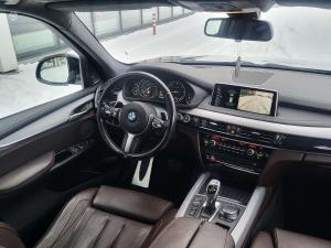 Black BMW X5 2017 in Vilnius, with an engine capacity of 2.99 L and mileage of 249 thousand km for 26900 €, photo 12 on AUTOMOTO.COM.LV