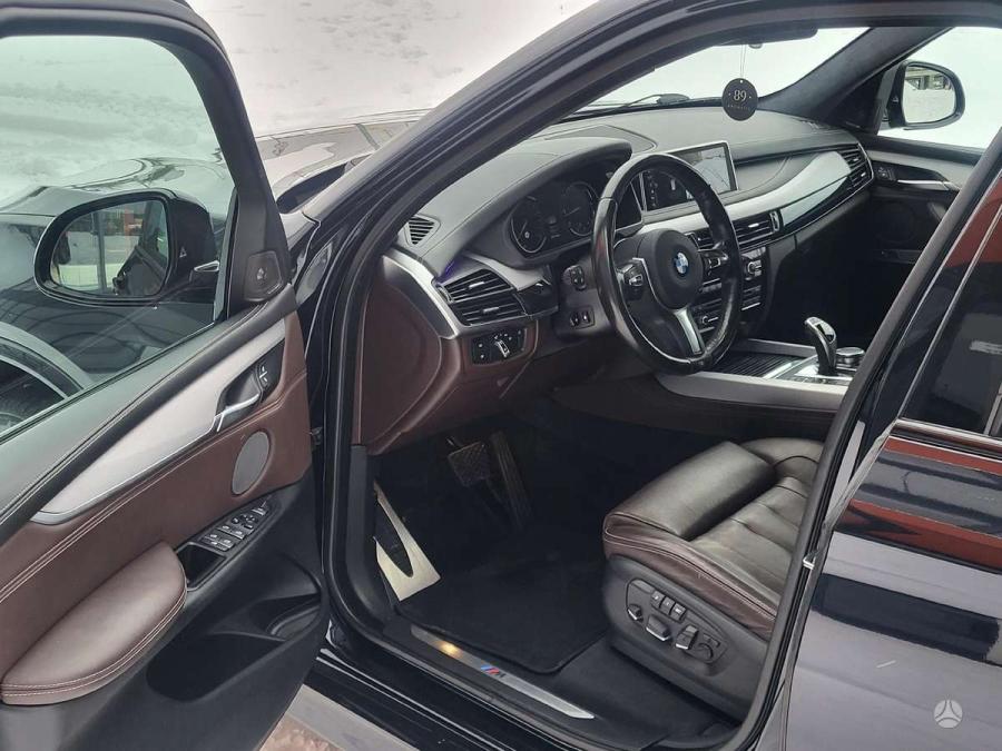 Black BMW X5 2017 in Vilnius, with an engine capacity of 2.99 L and mileage of 249 thousand km for 26900 €, photo 18 on AUTOMOTO.COM.LV