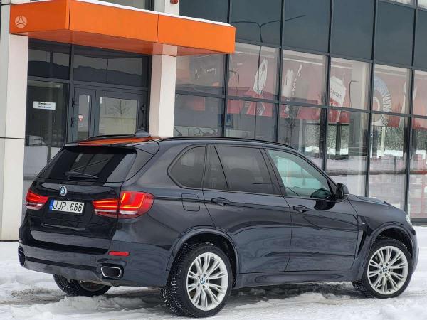 Black BMW X5 2017 in Vilnius, with an engine capacity of 2.99 L and mileage of 249 thousand km for 26800 €, photo 9 on AUTOMOTO.COM.LV