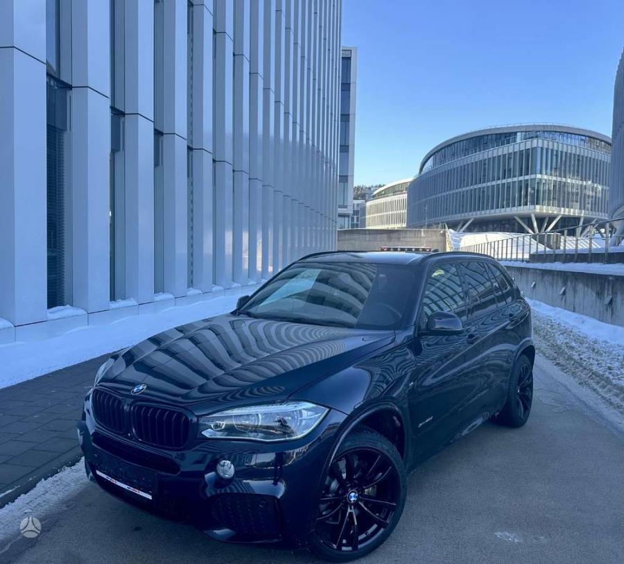 Black BMW X5 2017 in Vilnius, with an engine capacity of 2.99 L and mileage of 242 thousand km for 25800 €, photo 4 on AUTOMOTO.COM.LV