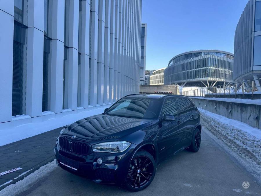 Black BMW X5 2017 in Vilnius, with an engine capacity of 2.99 L and mileage of 242 thousand km for 25800 €, photo 6 on AUTOMOTO.COM.LV