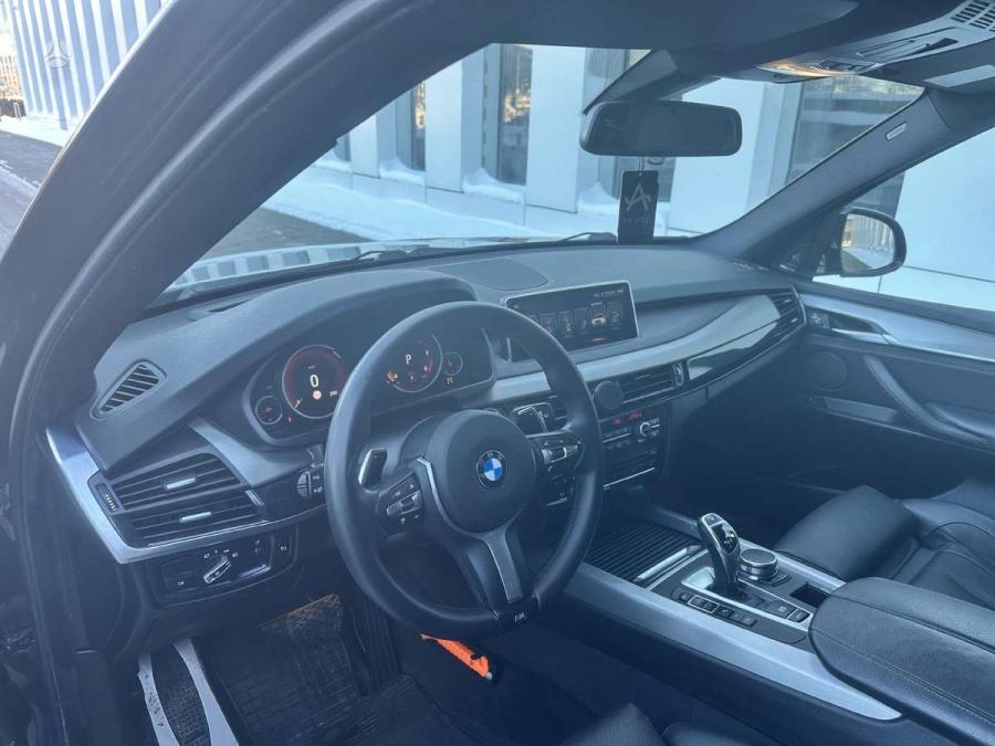 Black BMW X5 2017 in Vilnius, with an engine capacity of 2.99 L and mileage of 242 thousand km for 25800 €, photo 37 on AUTOMOTO.COM.LV