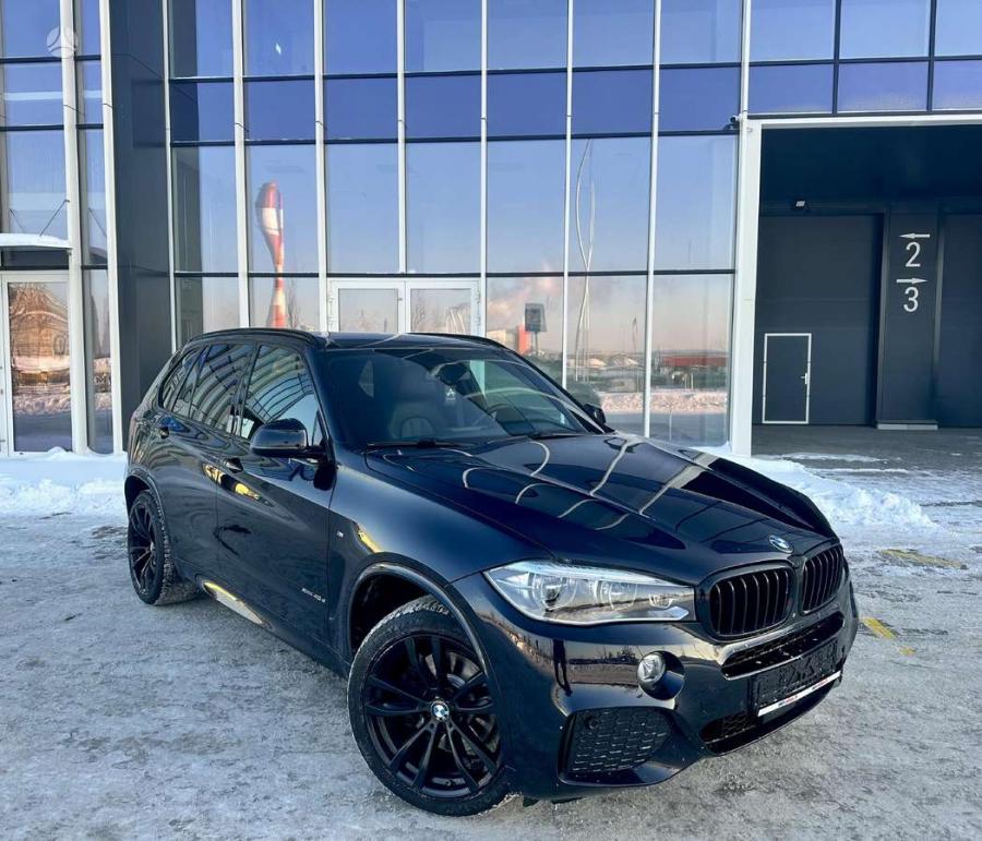Black BMW X5 2017 in Vilnius, with an engine capacity of 2.99 L and mileage of 242 thousand km for 25000 €, photo 6 on AUTOMOTO.COM.LV