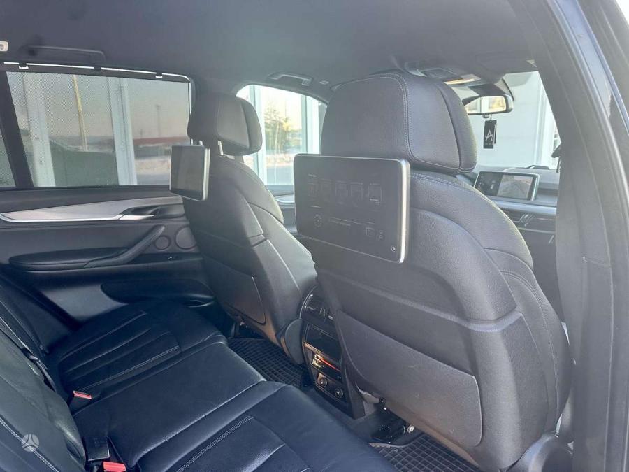 Black BMW X5 2017 in Vilnius, with an engine capacity of 2.99 L and mileage of 242 thousand km for 25000 €, photo 14 on AUTOMOTO.COM.LV
