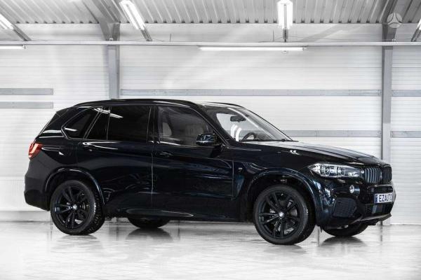 Black BMW X5 2017 in Tukums, with an engine capacity of 2.99 L and mileage of 225 thousand km for 25777 €, photo 3 on AUTOMOTO.COM.LV