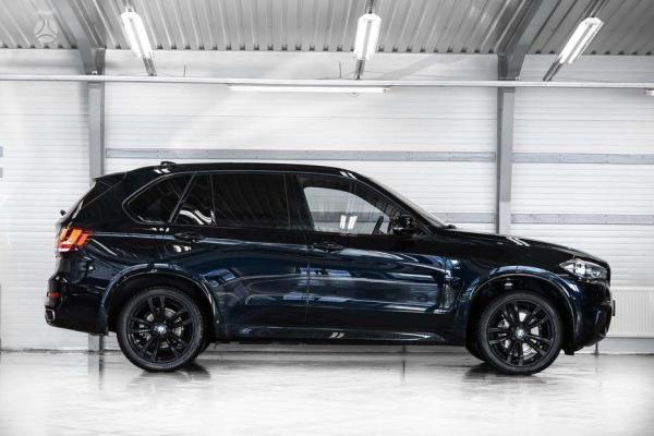 Black BMW X5 2017 in Tukums, with an engine capacity of 2.99 L and mileage of 225 thousand km for 25777 €, photo 4 on AUTOMOTO.COM.LV