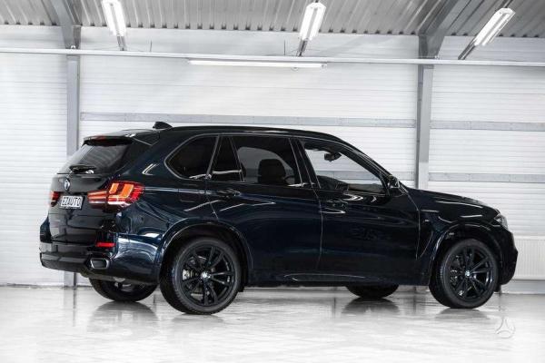 Black BMW X5 2017 in Tukums, with an engine capacity of 2.99 L and mileage of 225 thousand km for 25777 €, photo 5 on AUTOMOTO.COM.LV