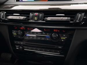 Black BMW X5 2017 in Kaunas, with an engine capacity of 4.40 L and mileage of 78 thousand km for 30000 €, photo 20 on AUTOMOTO.COM.LV
