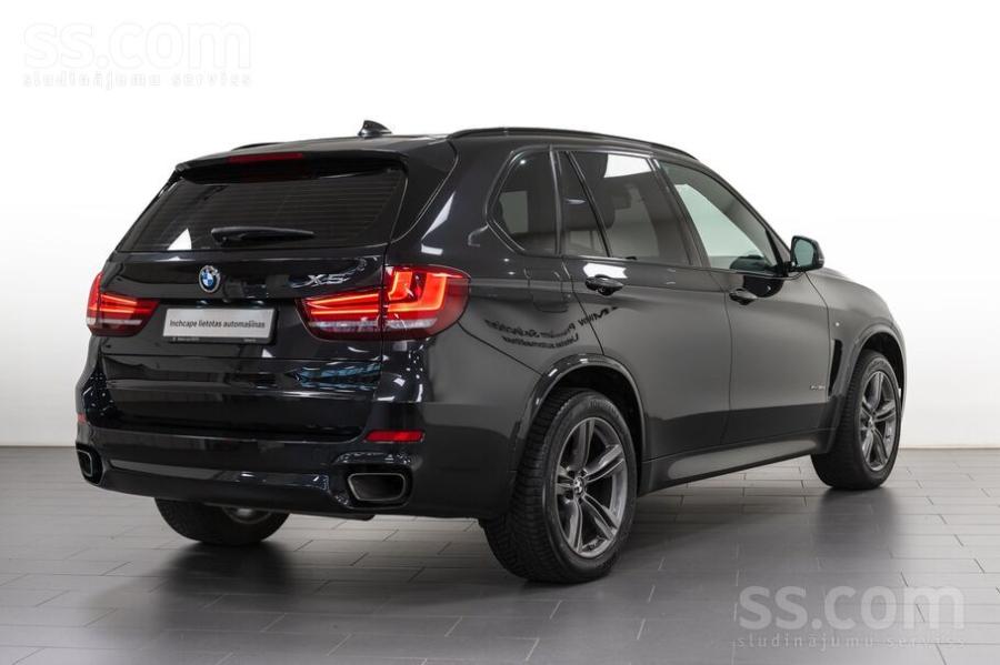 Black BMW X5 2017 in Riga, with an engine capacity of 3.00 L and mileage of 279 thousand km for 19900 €, photo 3 on AUTOMOTO.COM.LV
