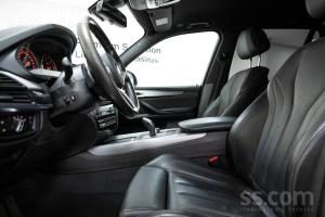 Black BMW X5 2017 in Riga, with an engine capacity of 3.00 L and mileage of 279 thousand km for 19900 €, photo 7 on AUTOMOTO.COM.LV