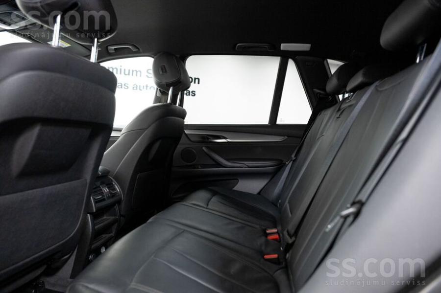Black BMW X5 2017 in Riga, with an engine capacity of 3.00 L and mileage of 279 thousand km for 19900 €, photo 8 on AUTOMOTO.COM.LV