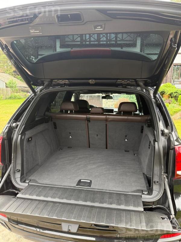 Black BMW X5 2017 in Riga, with an engine capacity of 3.00 L and mileage of 228 thousand km for 20900 €, photo 9 on AUTOMOTO.COM.LV
