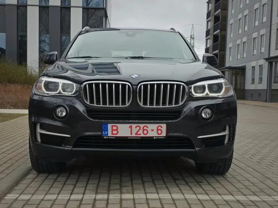 Black BMW X5 2017 in Riga, with an engine capacity of 2.00 L and mileage of 183 thousand km for 21890 €, photo 3 on AUTOMOTO.COM.LV