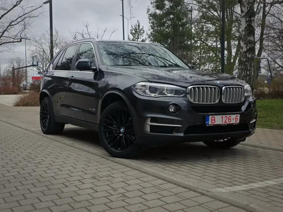 Black BMW X5 2017 in Riga, with an engine capacity of 2.00 L and mileage of 183 thousand km for 21890 €, photo 4 on AUTOMOTO.COM.LV