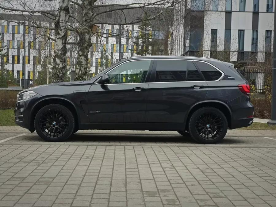 Black BMW X5 2017 in Riga, with an engine capacity of 2.00 L and mileage of 183 thousand km for 21890 €, photo 5 on AUTOMOTO.COM.LV
