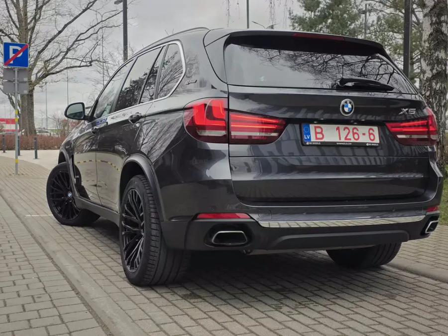 Black BMW X5 2017 in Riga, with an engine capacity of 2.00 L and mileage of 183 thousand km for 21890 €, photo 6 on AUTOMOTO.COM.LV