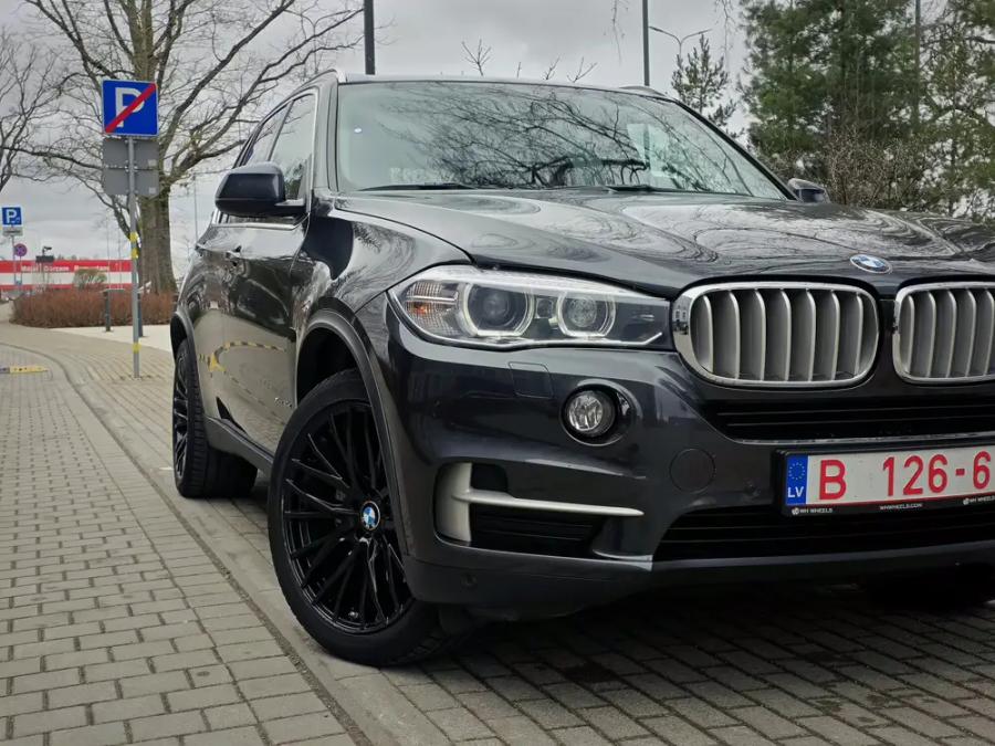 Black BMW X5 2017 in Riga, with an engine capacity of 2.00 L and mileage of 183 thousand km for 21890 €, photo 9 on AUTOMOTO.COM.LV