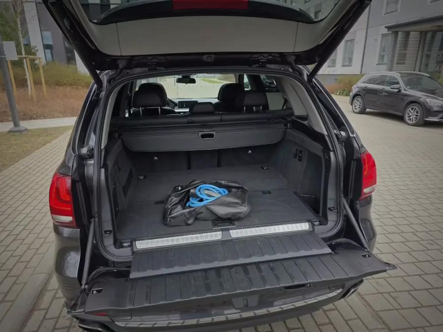 Black BMW X5 2017 in Riga, with an engine capacity of 2.00 L and mileage of 183 thousand km for 21890 €, photo 13 on AUTOMOTO.COM.LV
