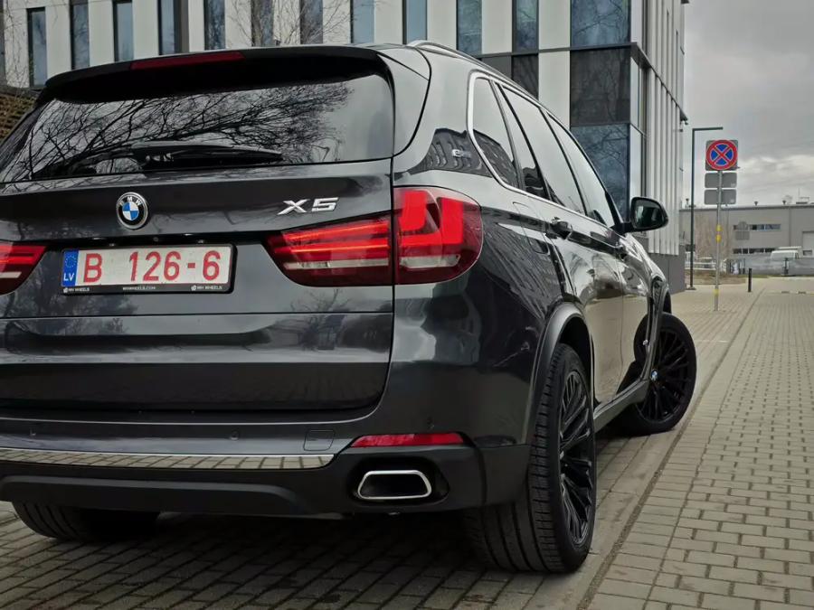 Black BMW X5 2017 in Riga, with an engine capacity of 2.00 L and mileage of 183 thousand km for 21890 €, photo 14 on AUTOMOTO.COM.LV