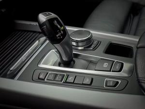 Black BMW X5 2017 in Riga, with an engine capacity of 2.00 L and mileage of 183 thousand km for 21890 €, photo 18 on AUTOMOTO.COM.LV
