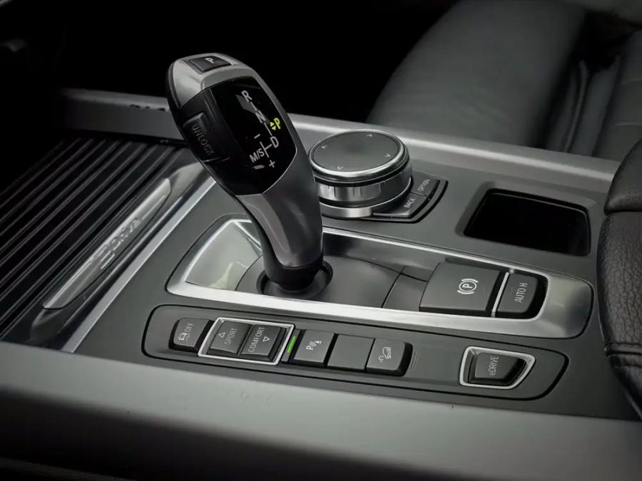 Black BMW X5 2017 in Riga, with an engine capacity of 2.00 L and mileage of 183 thousand km for 21890 €, photo 18 on AUTOMOTO.COM.LV