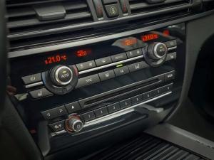 Black BMW X5 2017 in Riga, with an engine capacity of 2.00 L and mileage of 183 thousand km for 21890 €, photo 19 on AUTOMOTO.COM.LV