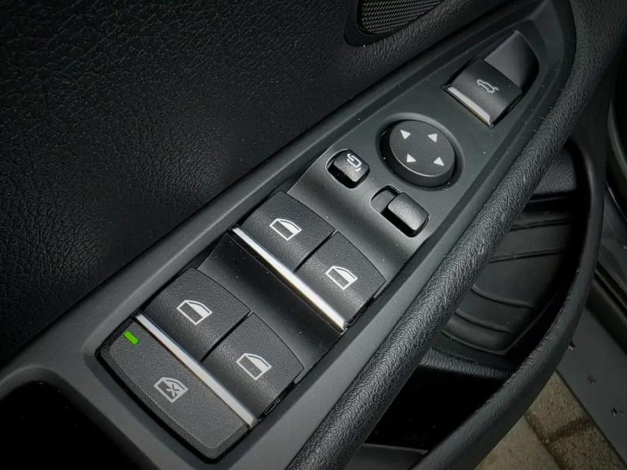 Black BMW X5 2017 in Riga, with an engine capacity of 2.00 L and mileage of 183 thousand km for 21890 €, photo 20 on AUTOMOTO.COM.LV