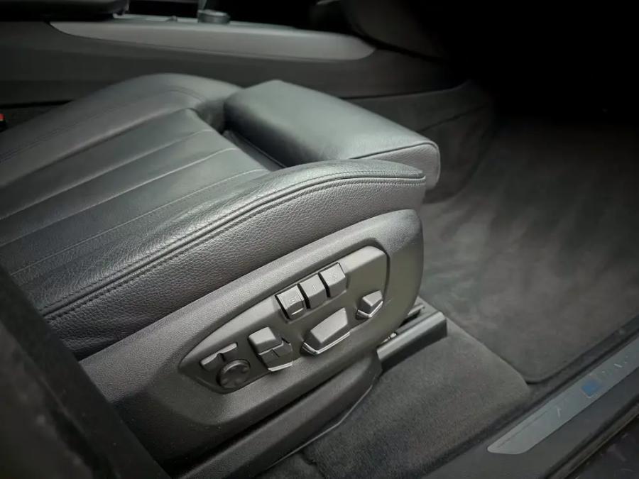 Black BMW X5 2017 in Riga, with an engine capacity of 2.00 L and mileage of 183 thousand km for 21890 €, photo 24 on AUTOMOTO.COM.LV