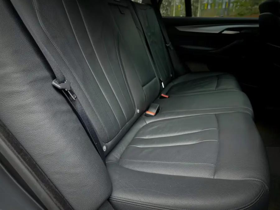 Black BMW X5 2017 in Riga, with an engine capacity of 2.00 L and mileage of 183 thousand km for 21890 €, photo 26 on AUTOMOTO.COM.LV