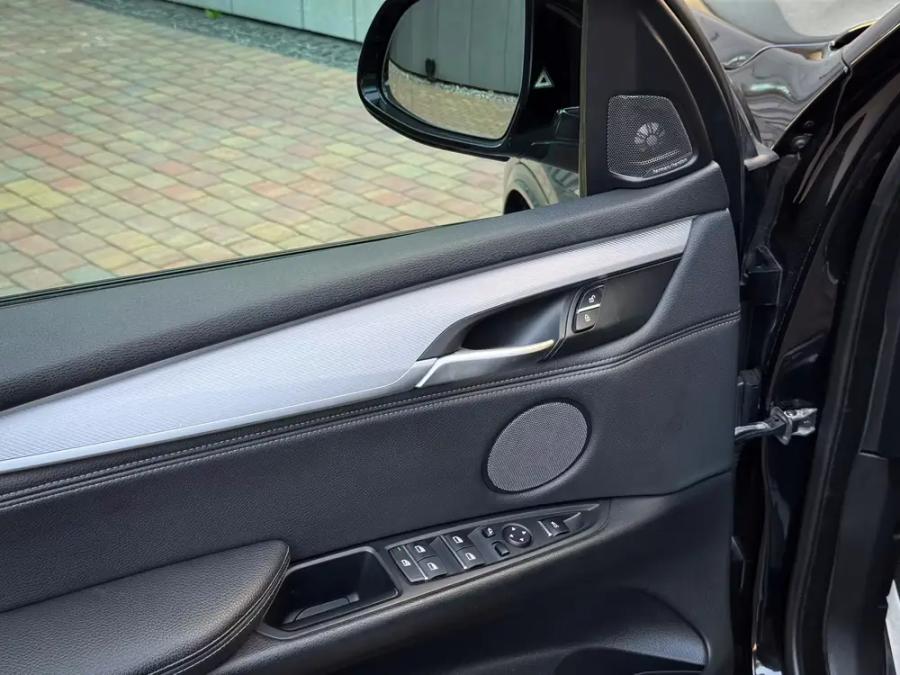 Black BMW X5 2017 in Riga, with an engine capacity of 3.00 L and mileage of 177 thousand km for 28800 €, photo 13 on AUTOMOTO.COM.LV
