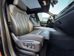 Black BMW X5 2017 in Riga, with an engine capacity of 3.00 L and mileage of 177 thousand km for 28800 €, photo 21 on AUTOMOTO.COM.LV