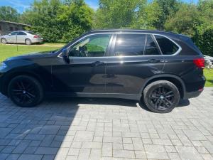 Melns BMW X5 2017 Alūksne, ar dzinēja tilpumu 3.00 L un nobraukumu 279 tūkst. km par 21500 €, foto 3 vietnē AUTOMOTO.COM.LV