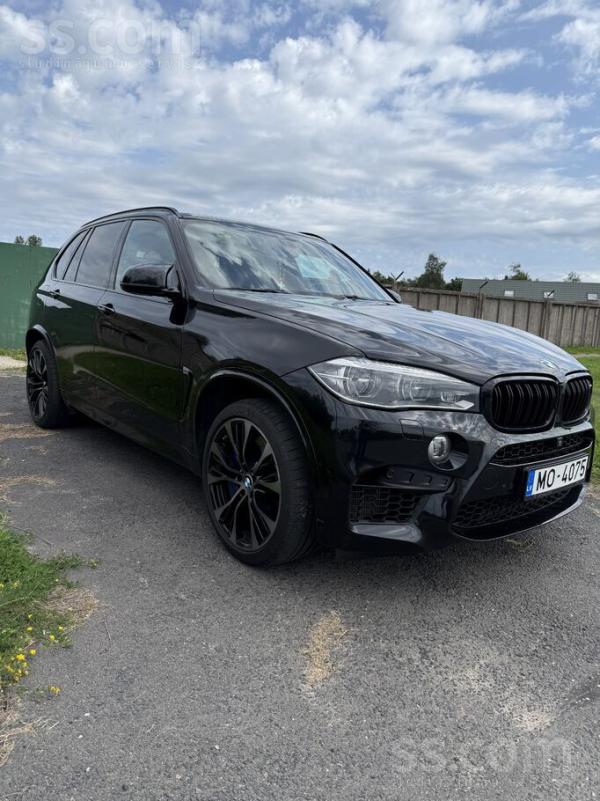 Black BMW X5 2017 in Riga, with an engine capacity of 4.40 L and mileage of 160 thousand km for 37500 €, photo 2 on AUTOMOTO.COM.LV