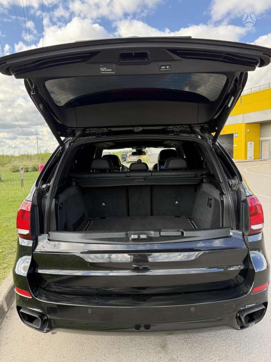 Black BMW X5 2017 in Siauliai, with an engine capacity of 2.99 L and mileage of 312 thousand km for 26000 €, photo 8 on AUTOMOTO.COM.LV