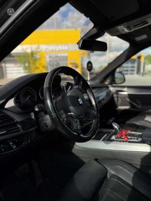 Black BMW X5 2017 in Siauliai, with an engine capacity of 2.99 L and mileage of 312 thousand km for 26000 €, photo 11 on AUTOMOTO.COM.LV
