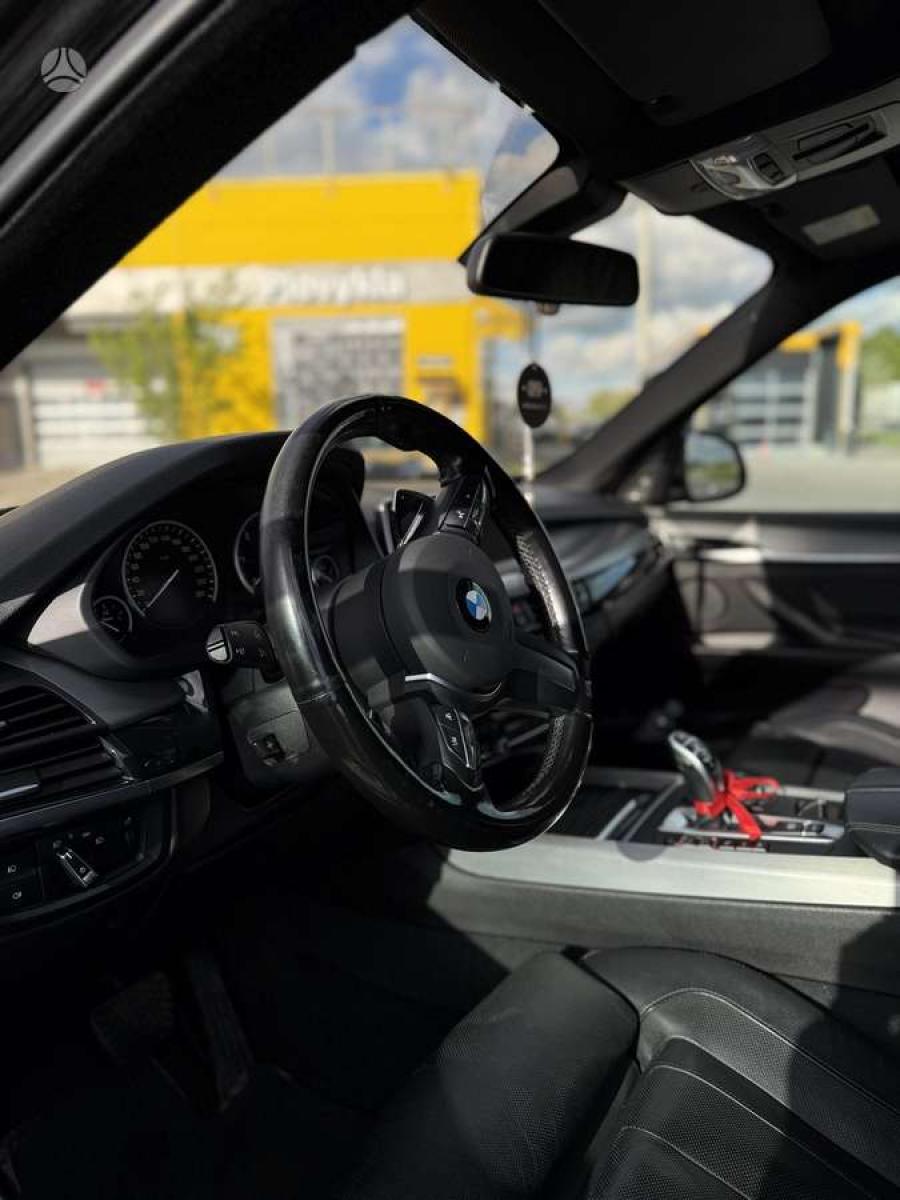 Black BMW X5 2017 in Siauliai, with an engine capacity of 2.99 L and mileage of 312 thousand km for 26000 €, photo 11 on AUTOMOTO.COM.LV