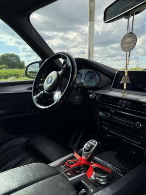 Black BMW X5 2017 in Siauliai, with an engine capacity of 2.99 L and mileage of 312 thousand km for 26000 €, photo 13 on AUTOMOTO.COM.LV