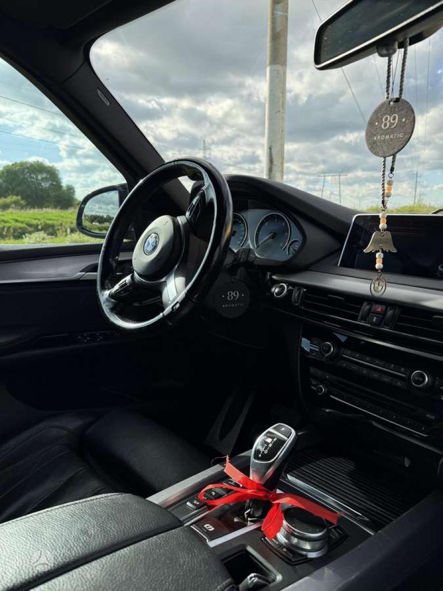 Black BMW X5 2017 in Siauliai, with an engine capacity of 2.99 L and mileage of 312 thousand km for 26000 €, photo 13 on AUTOMOTO.COM.LV