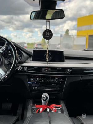 Black BMW X5 2017 in Siauliai, with an engine capacity of 2.99 L and mileage of 312 thousand km for 26000 €, photo 17 on AUTOMOTO.COM.LV