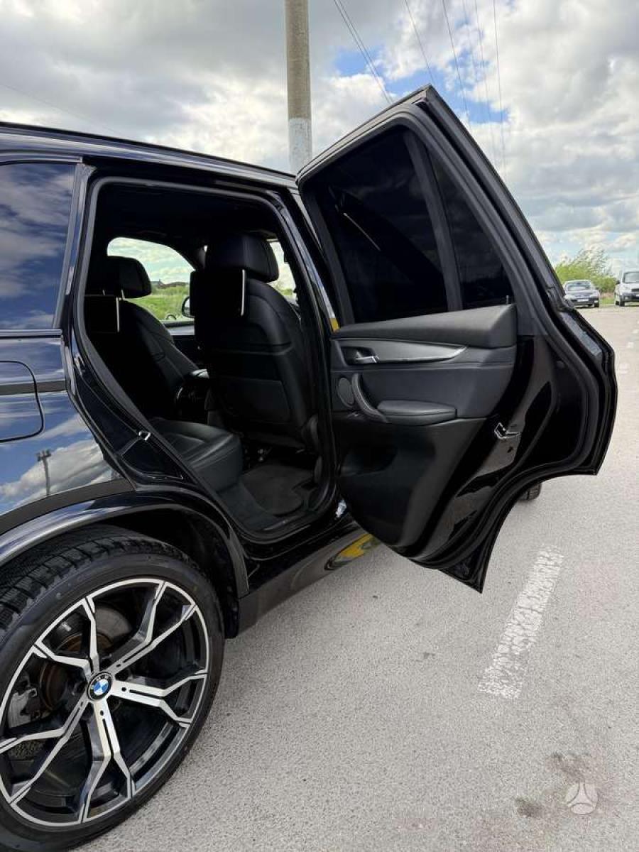 Black BMW X5 2017 in Siauliai, with an engine capacity of 2.99 L and mileage of 312 thousand km for 26000 €, photo 18 on AUTOMOTO.COM.LV