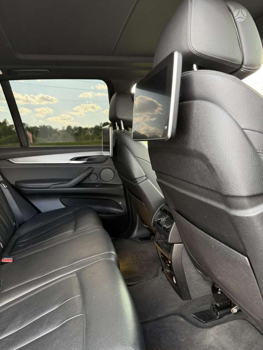 Black BMW X5 2017 in Siauliai, with an engine capacity of 2.99 L and mileage of 312 thousand km for 26000 €, photo 19 on AUTOMOTO.COM.LV