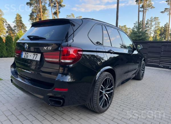 Black BMW X5 2017 in Riga, with an engine capacity of 3.00 L and mileage of 210 thousand km for 23900 €, photo 2 on AUTOMOTO.COM.LV