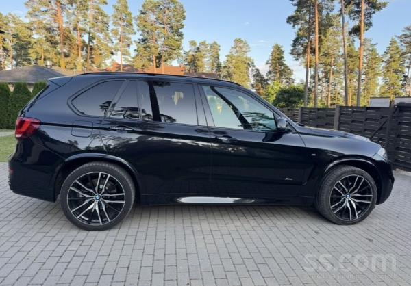 Black BMW X5 2017 in Riga, with an engine capacity of 3.00 L and mileage of 210 thousand km for 23900 €, photo 3 on AUTOMOTO.COM.LV