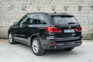 Black BMW X5 2017 in Liepaja, with an engine capacity of 3.00 L and mileage of 242 thousand km for 25000 €, photo 5 on AUTOMOTO.COM.LV